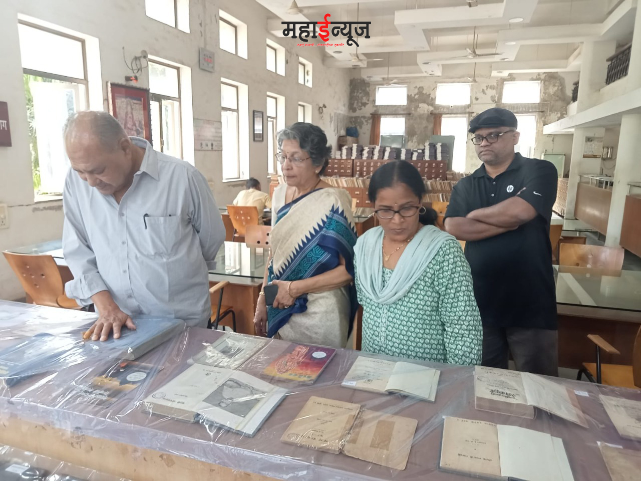 प्रबोधनकार ठाकरे स्मृतिदिनानिमित्त मुंबई मराठी ग्रंथसंग्रहालयात ...